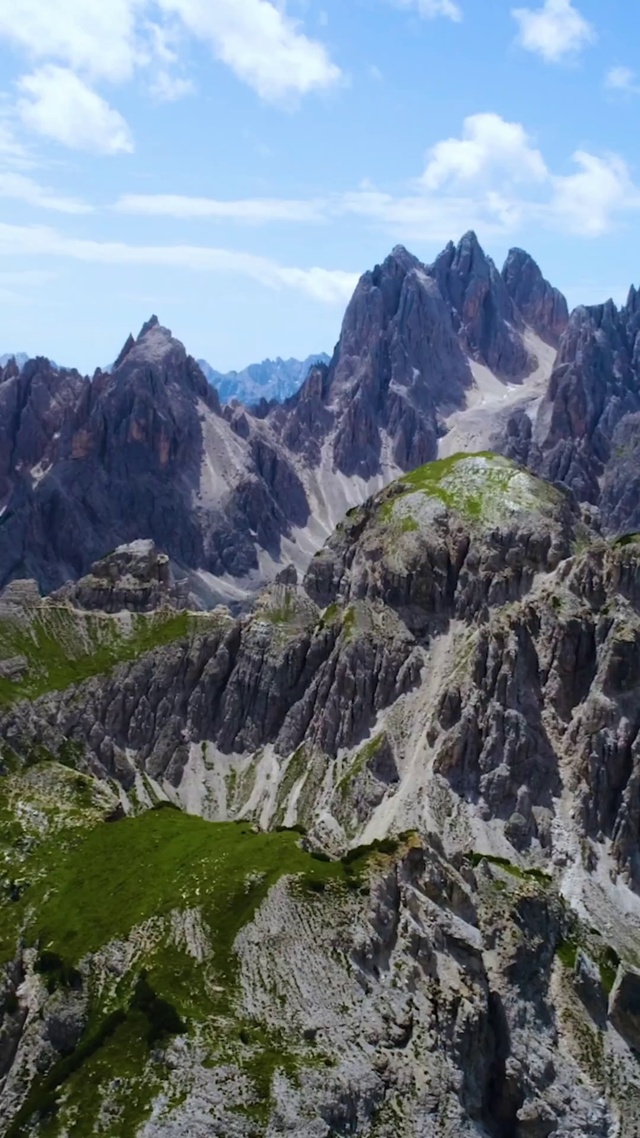 蓝天下的群峰峻岭 风景手机动态壁纸 风景手机壁纸下载 元气壁纸