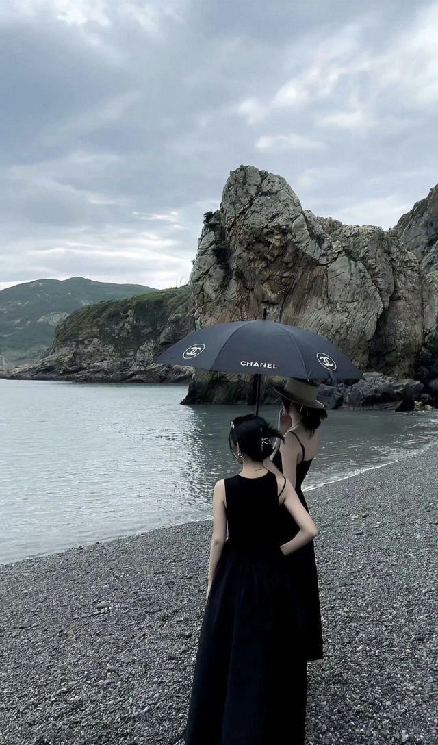 和闺蜜一起去看海美女手机静态壁纸 美女手机壁纸下载 元气壁纸